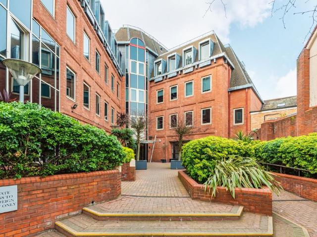 Staines Road, Hounslow TW3 Studio to rent £1,325 pcm £306 pw