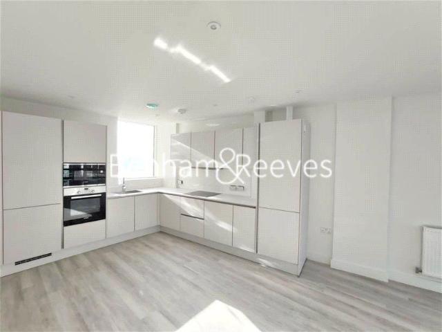 Staines Road, Hounslow TW3 2 bed apartment to rent £1,900 pcm £438 pw