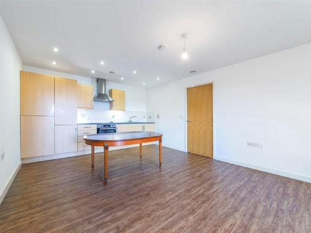 Staines Road, Hounslow TW3 2 bed flat to rent £1,800 pcm £415 pw