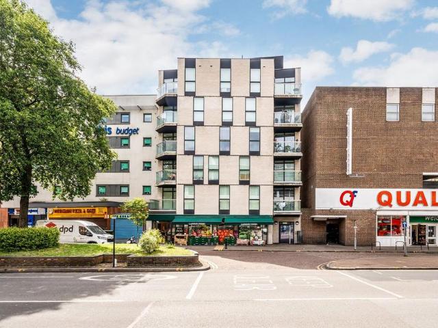 Staines Road, Hounslow TW3 2 bed flat to rent £1,900 pcm £438 pw