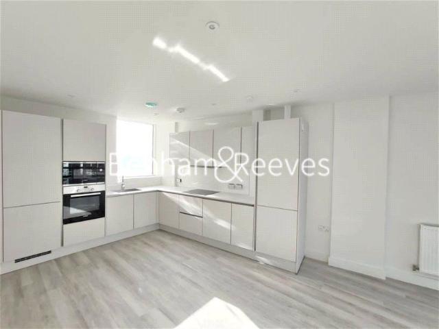 Staines Road, Hounslow TW3, 2 bed flat to rent, £1,900 pcm | PrimeLocation