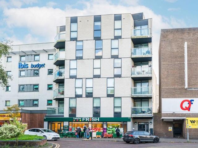 Staines Road, Hounslow TW3 2 bed flat to rent £2,000 pcm £462 pw