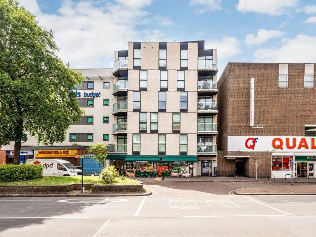 Staines Road, Hounslow TW3, 2 bed flat to rent, £1,900 pcm | PrimeLocation