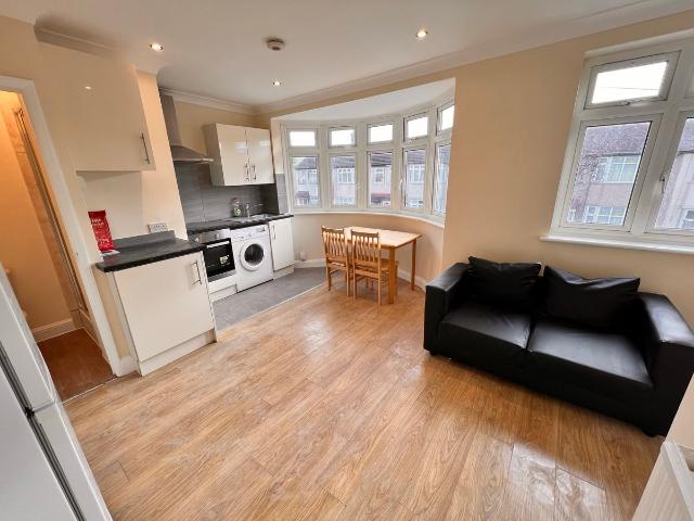 Staines Road, Ilford IG1, 1 bed flat to rent, £1,400 pcm | PrimeLocation