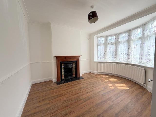 Staines Road, Ilford IG1, 1 bed flat to rent, £1,600 pcm | PrimeLocation