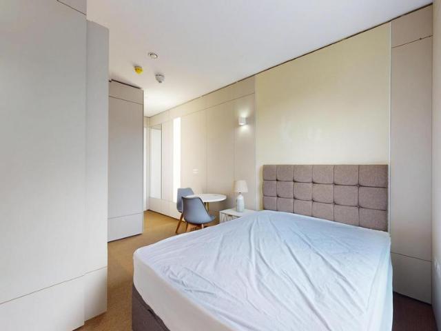 Staines Road Studio to rent £1,130 pcm £261 pw