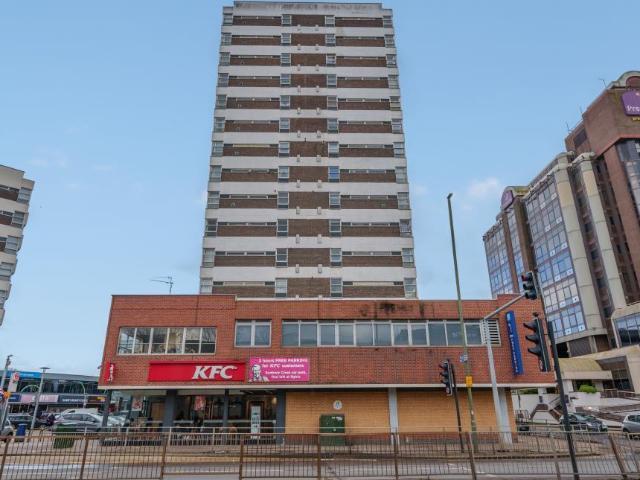 Staines Road West. 2 bed maisonette to rent £1,650 pcm £381 pw