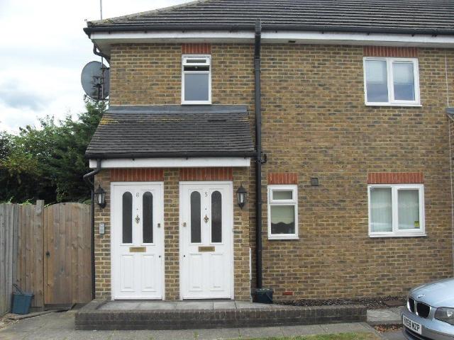 Staines Road West, Ashford 1 bed flat to rent £1,175 pcm £271 pw