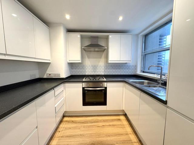 Staines Road West, Sunbury on Thames. 2 bed flat to rent £1,650 pcm £381 pw