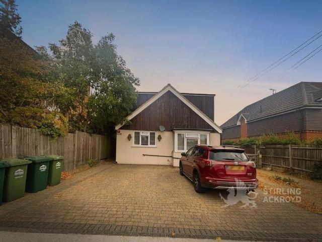 Staines Road West, Sunbury on Thames. 2 bed semi detached house to rent £1,900 pcm £438 pw
