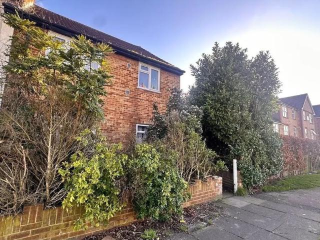 Staines Road TW14, 2 bed flat to rent, £1,800 pcm | PrimeLocation