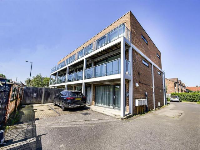 Staines Road, Twickenham 1 bed apartment to rent £1,495 pcm £345 pw