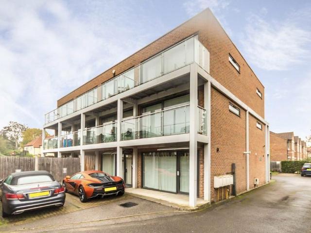 Staines Road, Twickenham TW2 1 bed flat to rent £1,650 pcm £381 pw