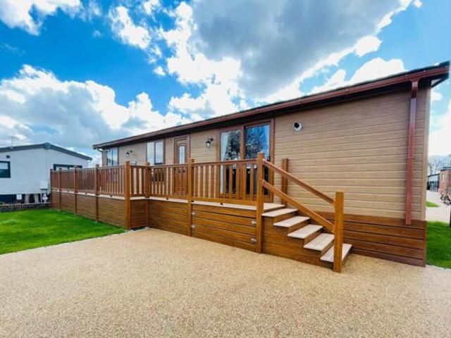 Staines, Surrey, 2 Bedroom Park