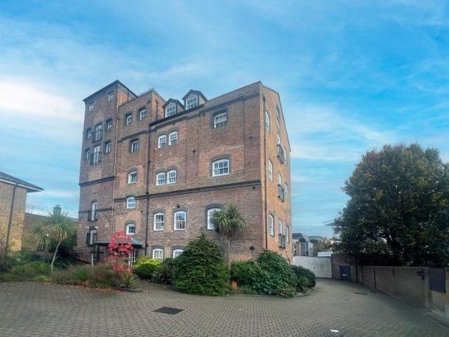 Staines, Surrey TW18, 2 bed flat to rent, £1,750 pcm | PrimeLocation