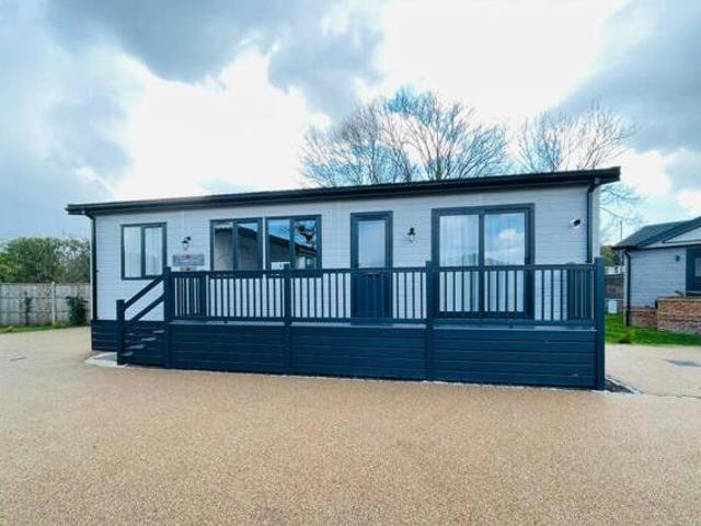 Staines upon thames, Surrey, 2 Bedroom Park