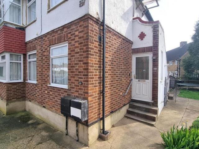 Stainton Road, Enfield 2 bed flat to rent £1,800 pcm £415 pw