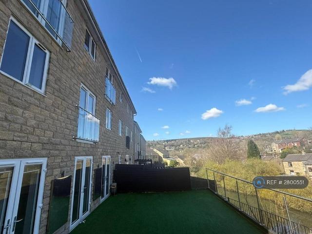 Staley Road, Manchester, OL5 5 bed semi detached house to rent £2,250 pcm £519 pw