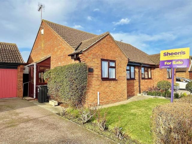 Stallards Crescent, Kirby Cross, Essex CO13, 2 bed bungalow to rent, £1,250 pcm | PrimeLocation