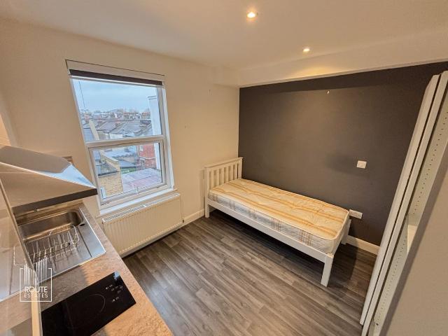 Stamford Hill, London N16, Studio to rent, £1,200 pcm | PrimeLocation