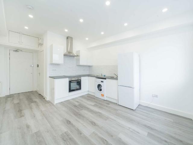 Stamford Hill, London N16, Studio to rent, £1,350 pcm | PrimeLocation