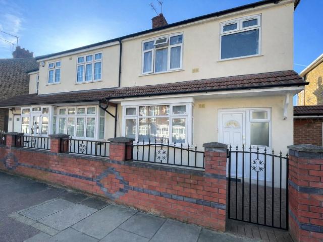 Standard Road, Hounslow, Greater London TW4, Studio to rent, £1,100 pcm | PrimeLocation
