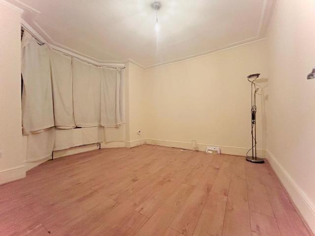Standard Road, Hounslow TW4 4 bed terraced house to rent £2,750 pcm £635 pw