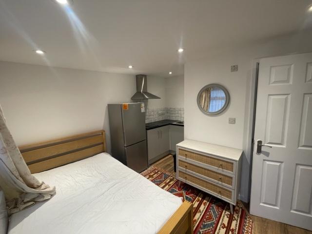 Standard Road, Hounslow TW4 Studio to rent £1,000 pcm £231 pw
