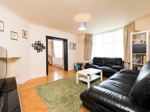 Stanhope Court, Finchely Central N3, 3 bed flat to rent, £2,700 pcm | PrimeLocation