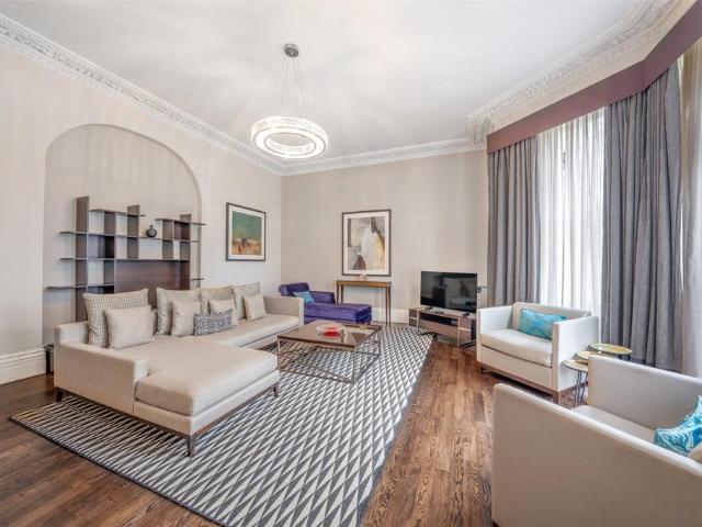 Stanhope Gardens, London, SW7 3 bed flat to rent £14,300 pcm £3,300 pw