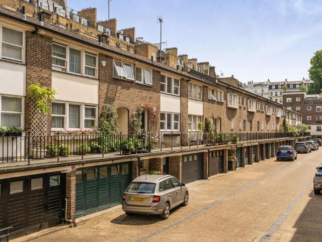 Stanhope Mews East, London, SW7. 3 bed flat to rent £5,500 pcm £1,269 pw