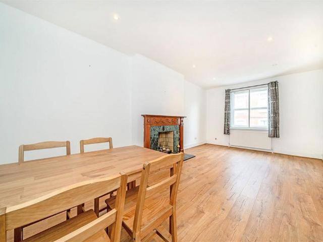 Stanhope Mews West, London SW7 2 bed flat to rent £2,999 pcm £692 pw