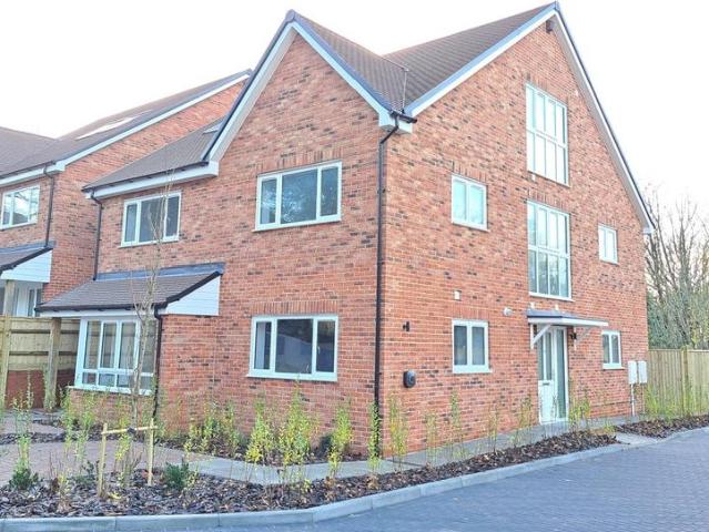Stanislas Place, East Sussex TN38 3 bed semi detached house to rent £1,850 pcm £427 pw