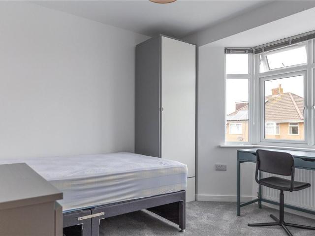 Stanley Avenue, Bristol BS34 6 bed semi detached house to rent £4,100 pcm £946 pw