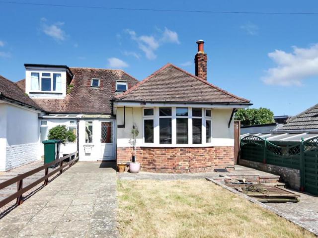 Stanley Avenue, Portslade, Brighton 3 bed semi detached bungalow to rent £1,950 pcm £450 pw