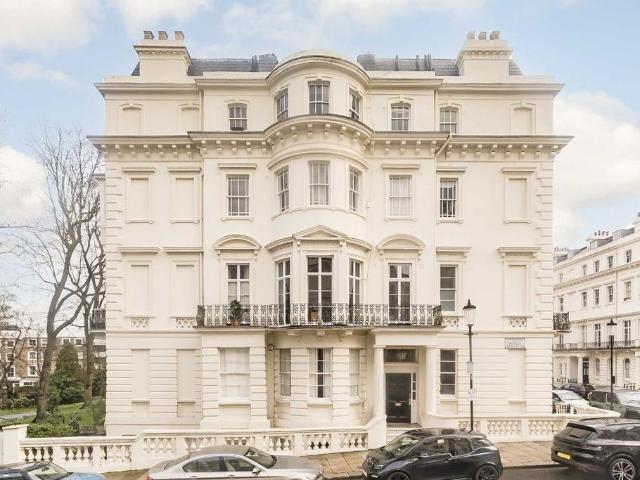Stanley Gardens, London W11 2 bed flat to rent £7,150 pcm £1,650 pw
