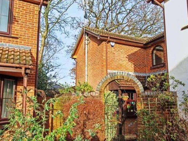 Stanley Gardens, Walton on thames, 3 Bedroom End