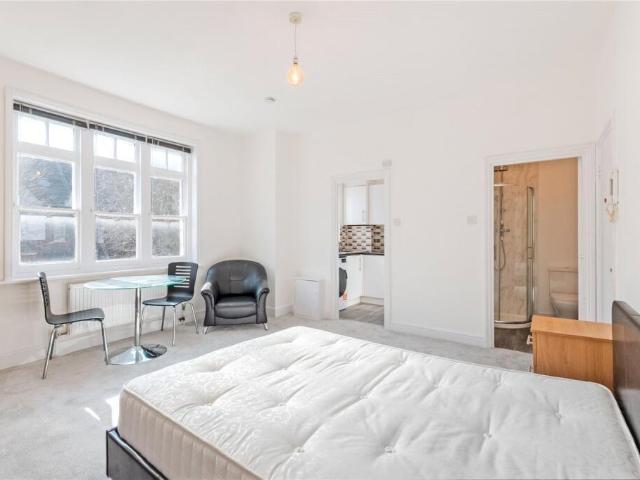 Stanley Gardens, Willesden Green Studio to rent £1,452 pcm £335 pw