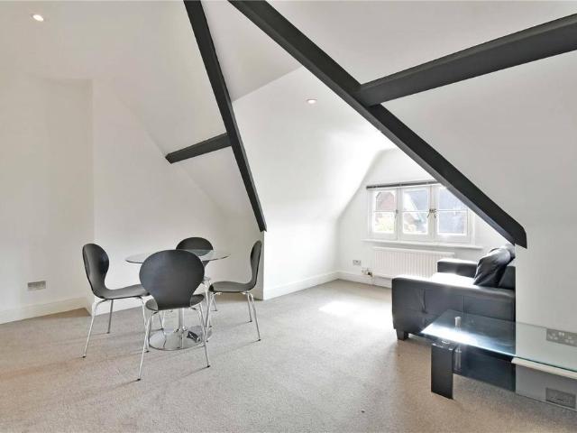 Stanley Gardens, Willesden Green. 2 bed flat to rent £2,250 pcm £519 pw