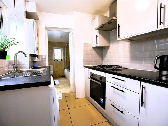 Stanley Grove, Croydon, CR0 3 bed end of terrace house to rent £2,150 pcm £496 pw