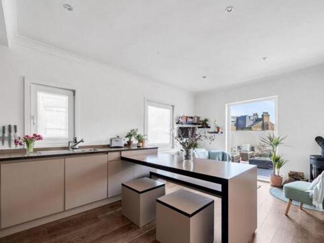 Stanley Grove, London, 2 Bedroom Maisonette