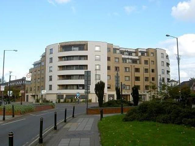 Stanley Road, Woking, GU21 2 bed flat to rent £1,703 pcm £393 pw