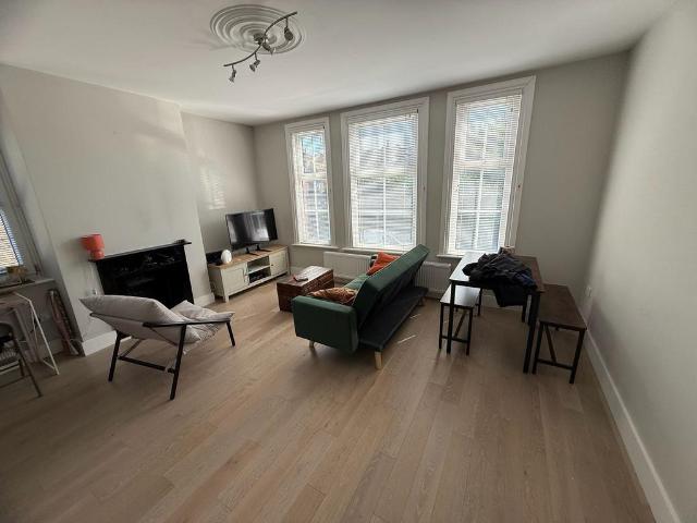 Stanley Road, Teddington 1 bed flat to rent £1,675 pcm £387 pw