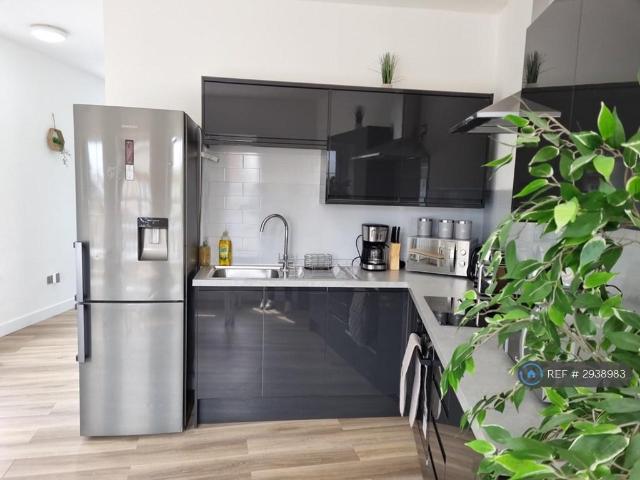 Stanley Road, Teddington, TW11 1 bed in a flat share to rent £1,050 pcm £242 pw