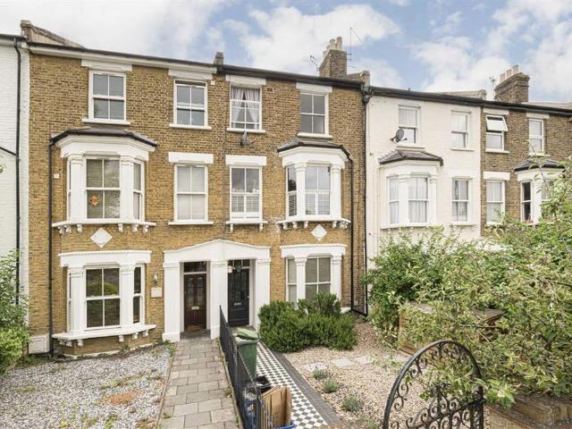 Stanley Road, Teddington TW11 2 bed flat to rent £1,995 pcm £460 pw