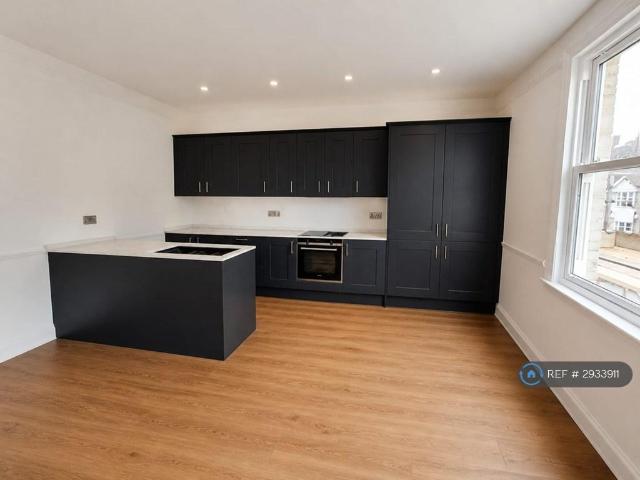Stanley Road, Teddington, TW11 4 bed maisonette to rent £3,800 pcm £877 pw