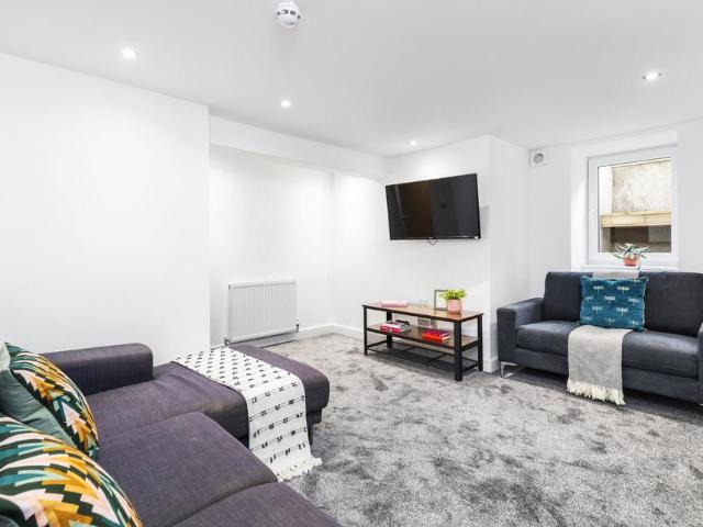 Stanmore Street, Leeds LS4 6 bed house to rent £3,510 pcm £810 pw