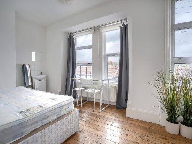 Stanmer Park Road, Brighton BN1 6 bed house to rent £2,990 pcm £690 pw