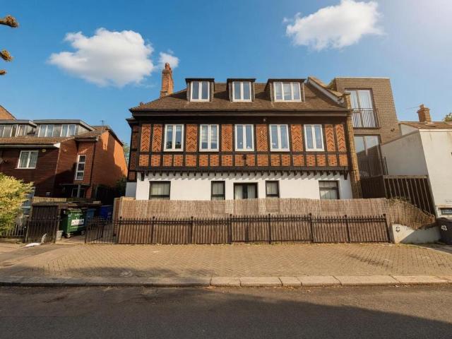 Stanstead Road, Forest Hill, London. 2 bed apartment to rent £2,000 pcm £462 pw