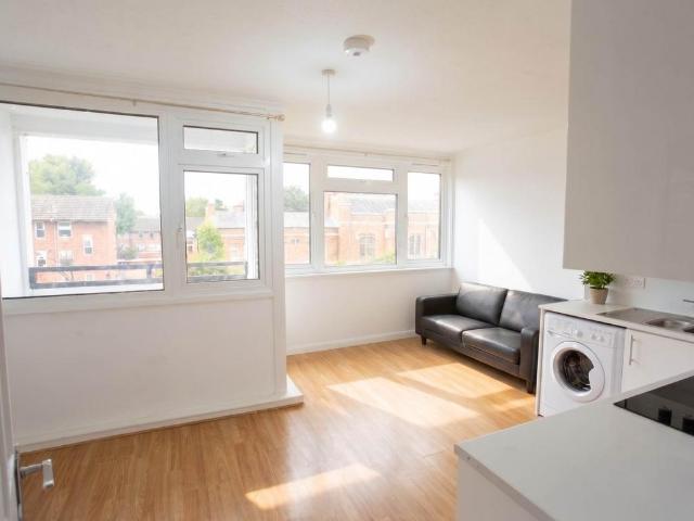 Stanswood Gardens, London, SE5 3 bed flat to rent £2,800 pcm £646 pw
